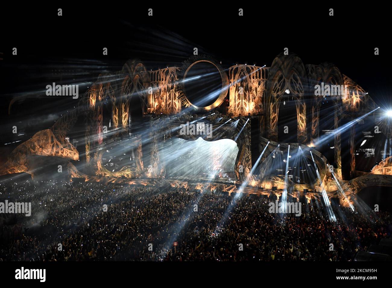 Lights show and people dancing during Martin Garrix's performance at ...