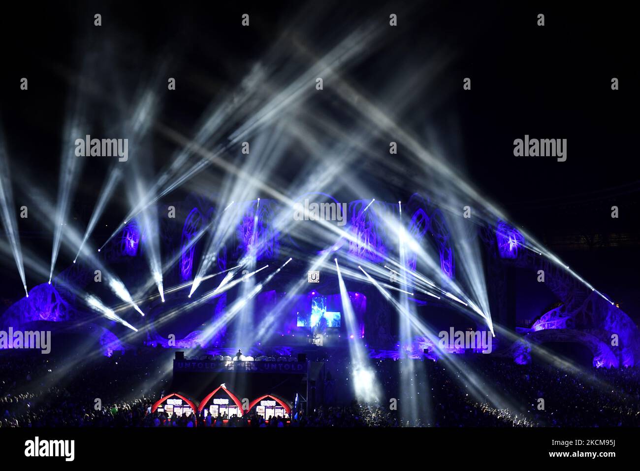 Lights show and people dancing during Martin Garrix's performance at ...