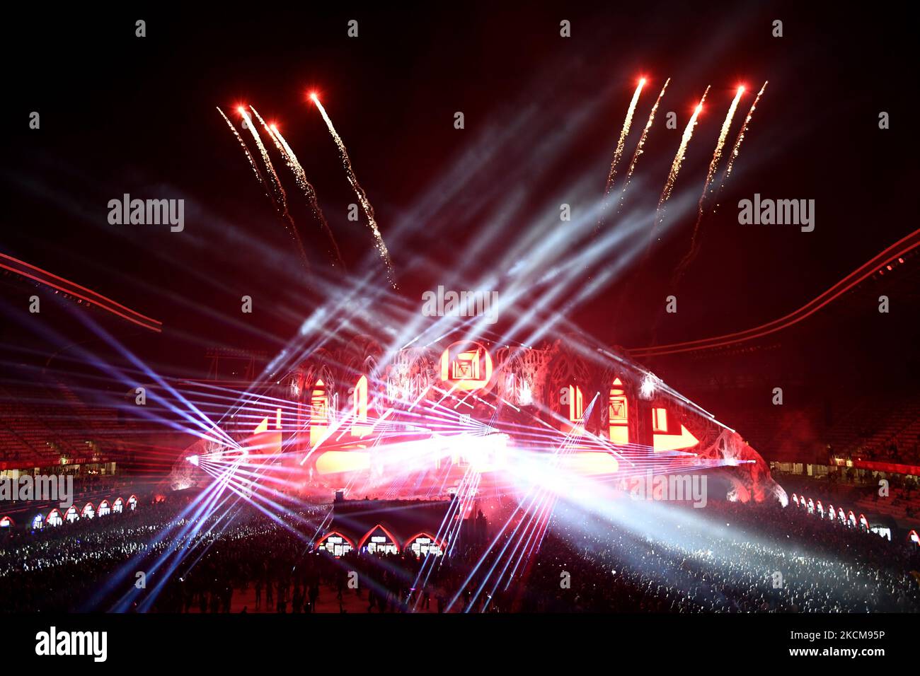 Lights show and people dancing during Martin Garrix's performance at ...