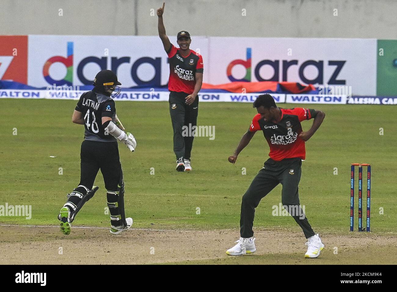 Bangladesh's Shariful Islam celebrate after the dismissal of New ...