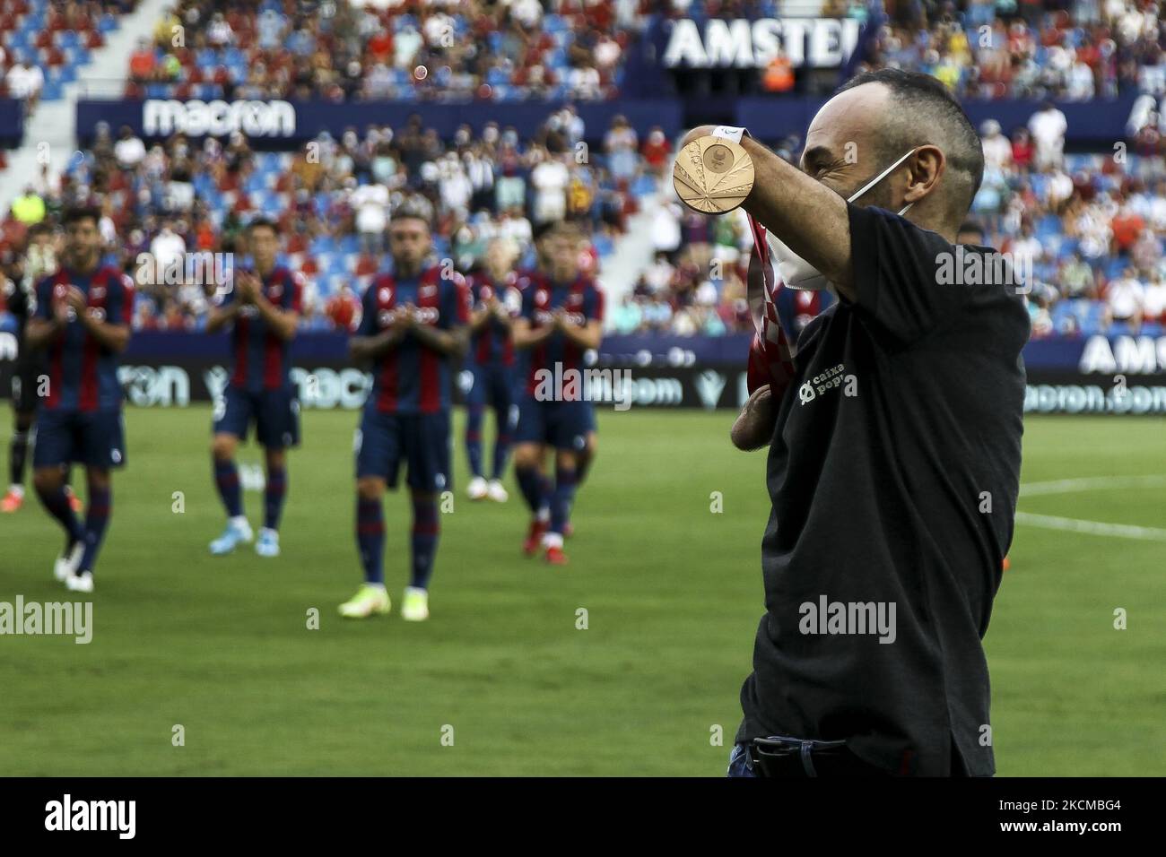 Paralympic player Ricardo Ten shows his bronze medal before La liga ...