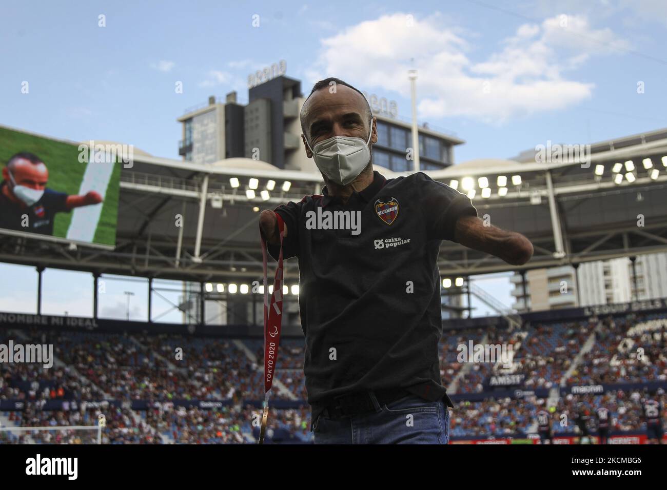 Paralympic player Ricardo Ten shows his bronze medal before La liga ...