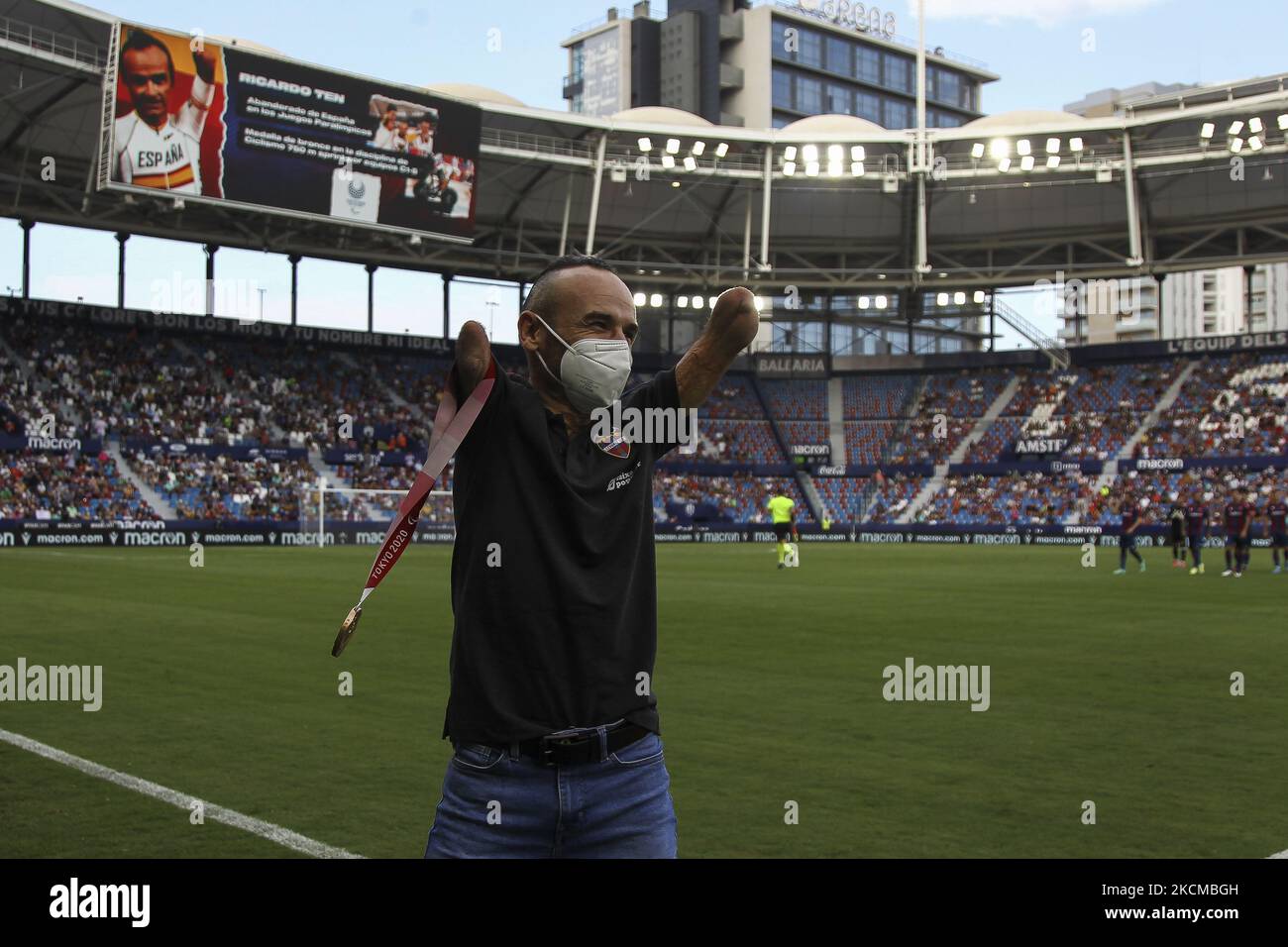 Paralympic player Ricardo Ten shows his bronze medal before La liga ...