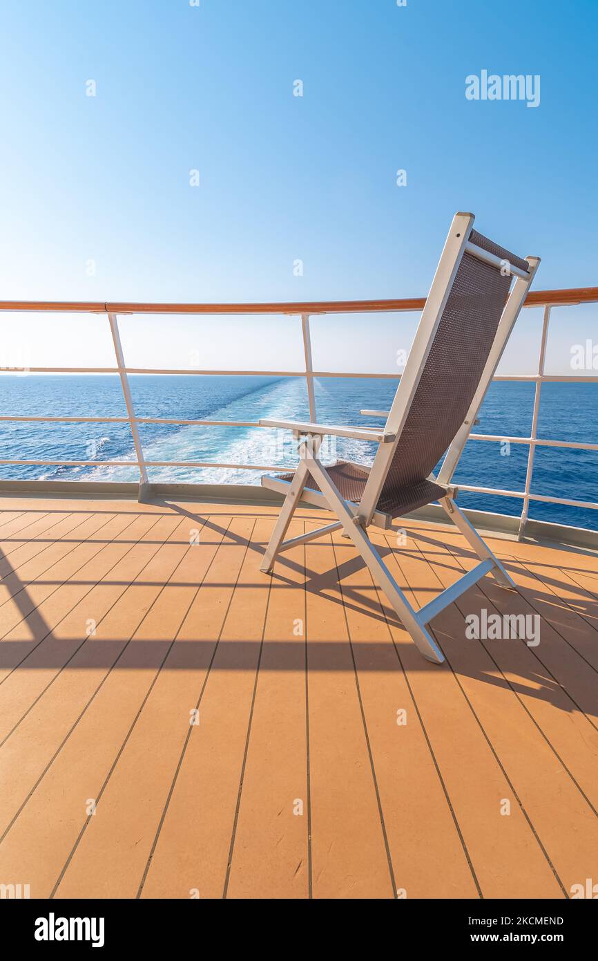 Cruise ship deck chair hi-res stock photography and images - Alamy
