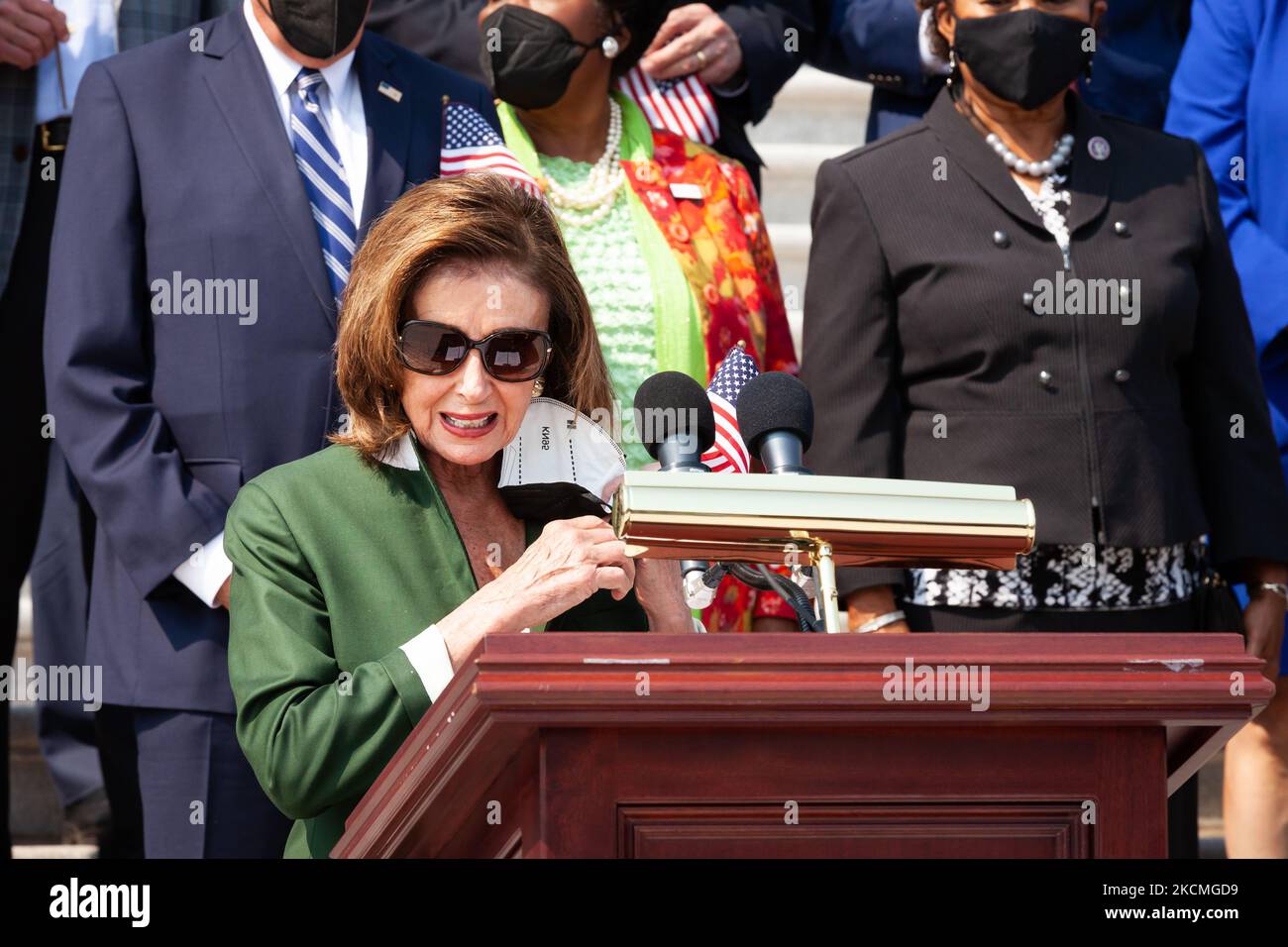 House Speaker Nancy Pelosi D Ny Removes Her Mask Before Speaking