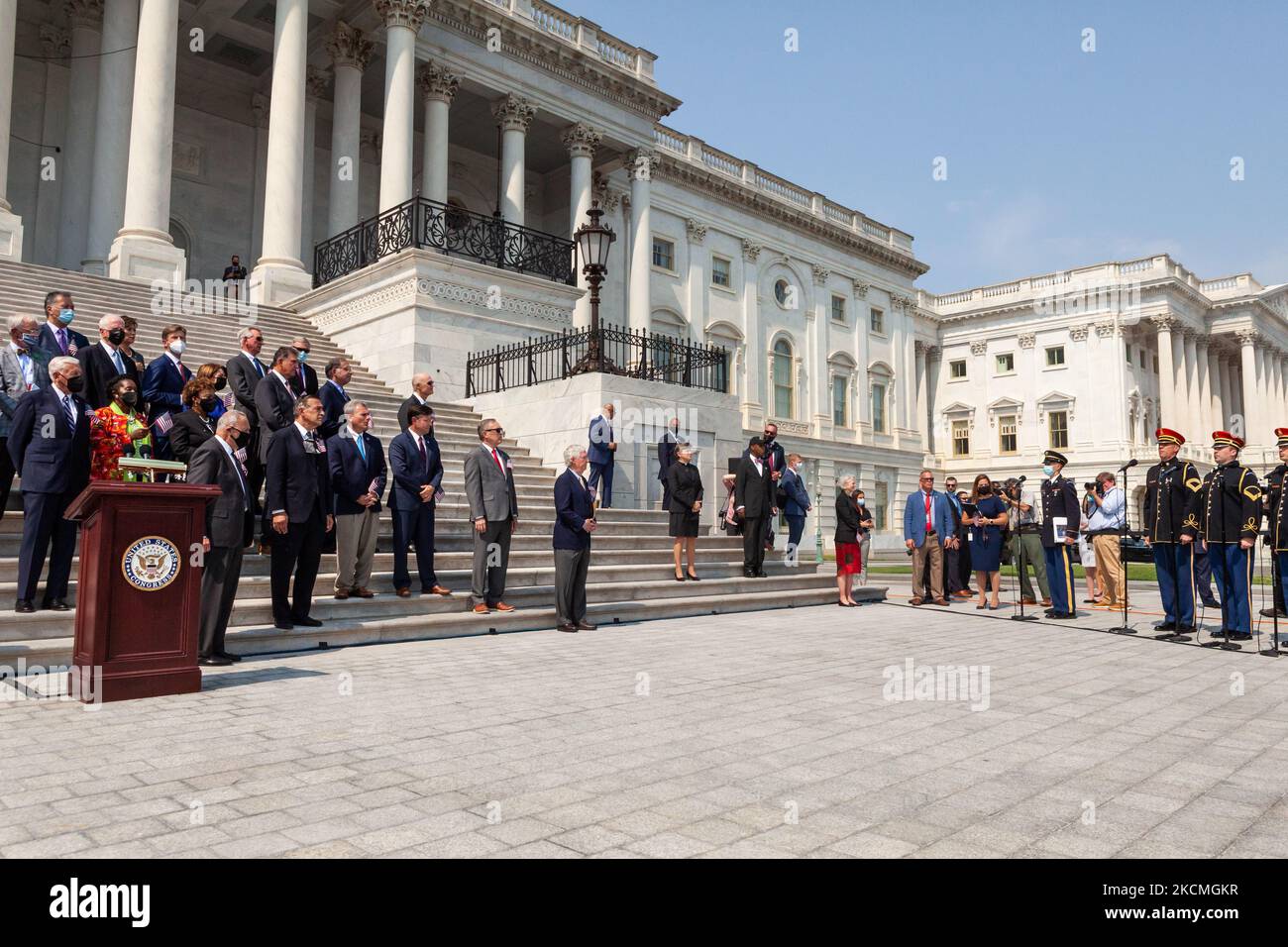 Members of Congress listen to a quartet from the US Army Band sing "God ...