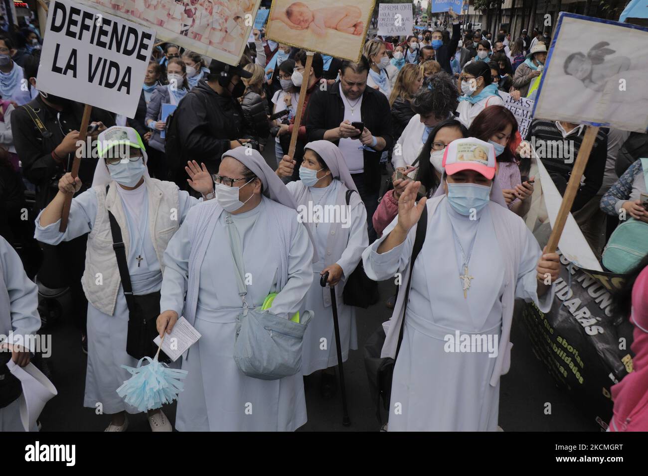A group of nuns and members of the National Front for the Family ...