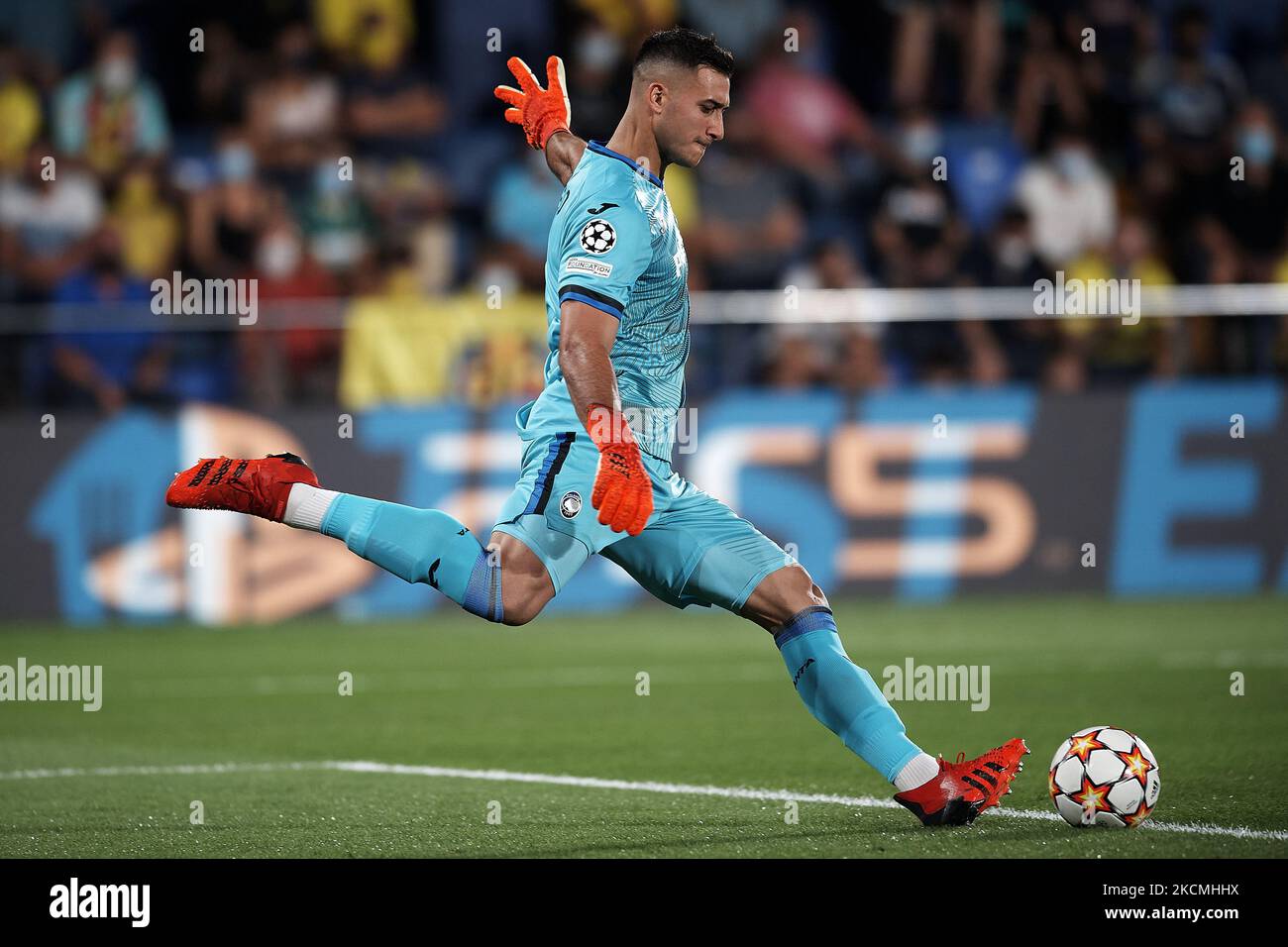 Juan Musso of Atalanta does passed during the UEFA Champions League ...