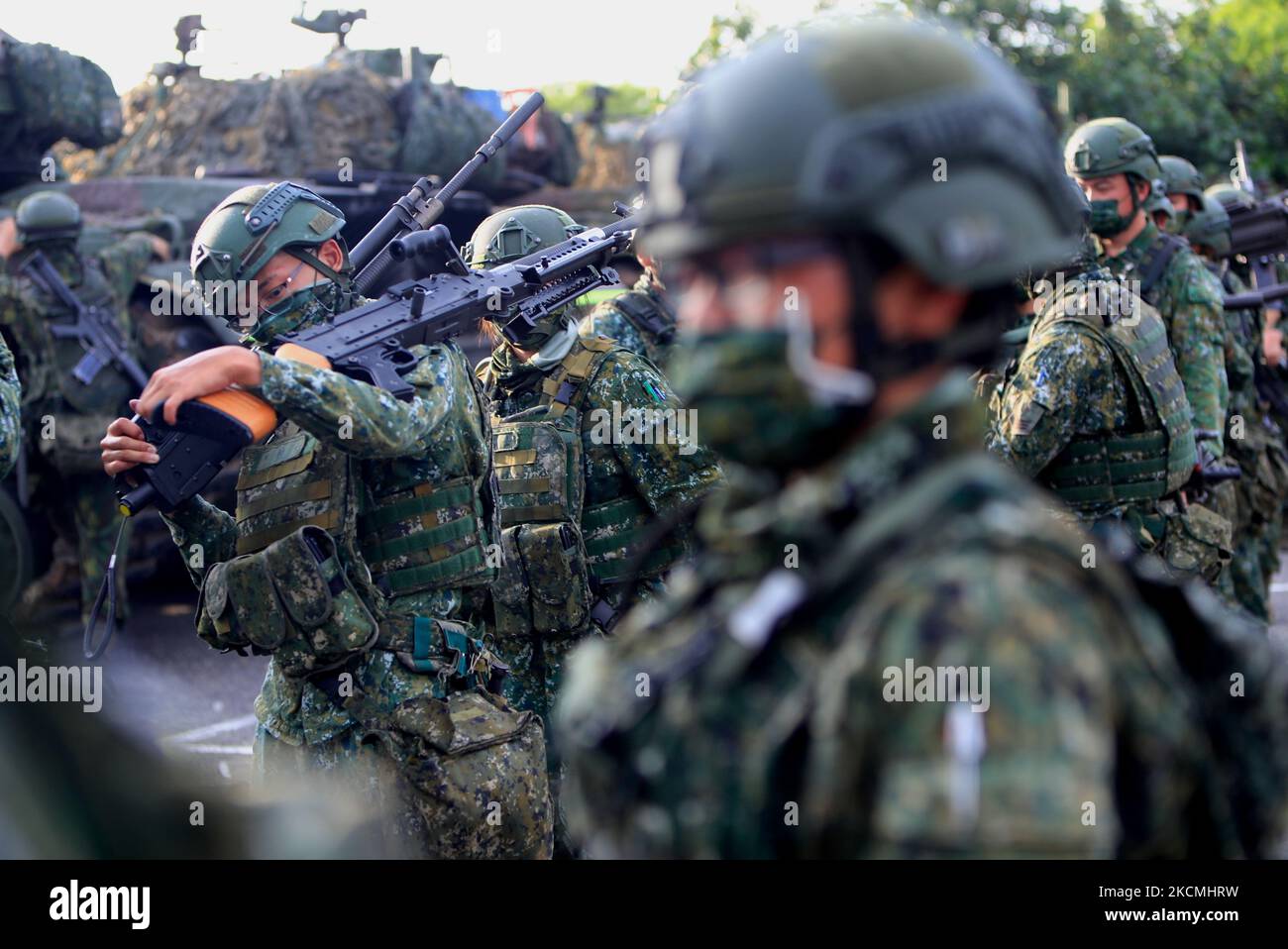 Taiwanese soldiers are seen holding grenade launchers and machine guns ...