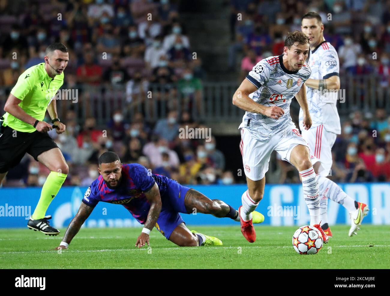 Leon Goretzka and Memphis Depay during the match between FC Barcelona ...
