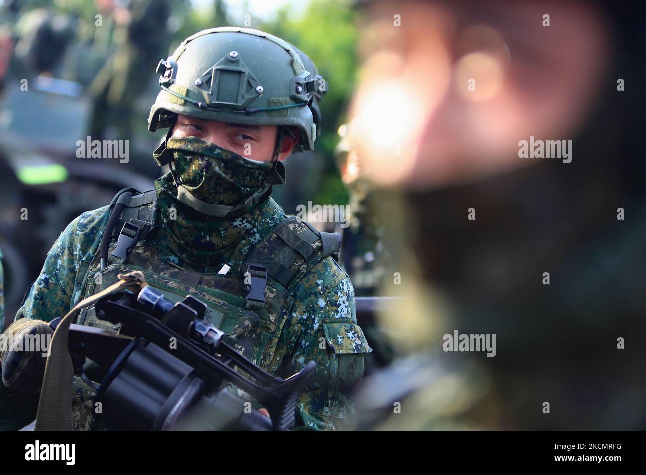 Taiwanese soldiers prepare grenade launchers, machine guns and tanks ...
