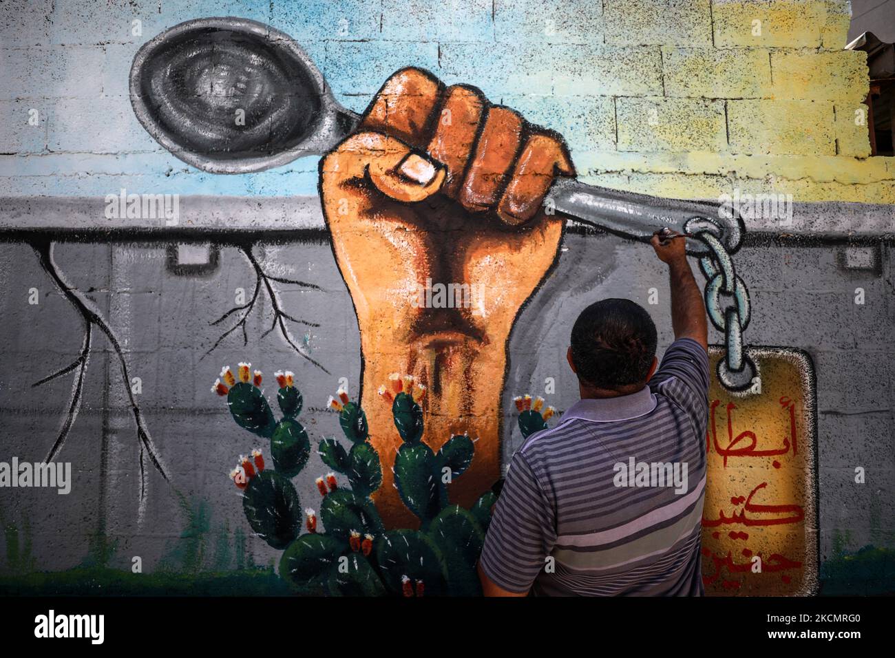 A Palestinian artist paints a mural painting glorifying six Palestinian ...