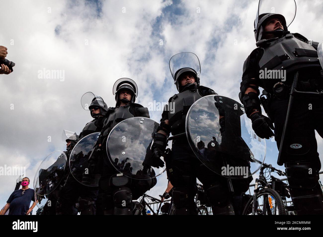 Capitol Police officers in riot gear form a line in front of the ...