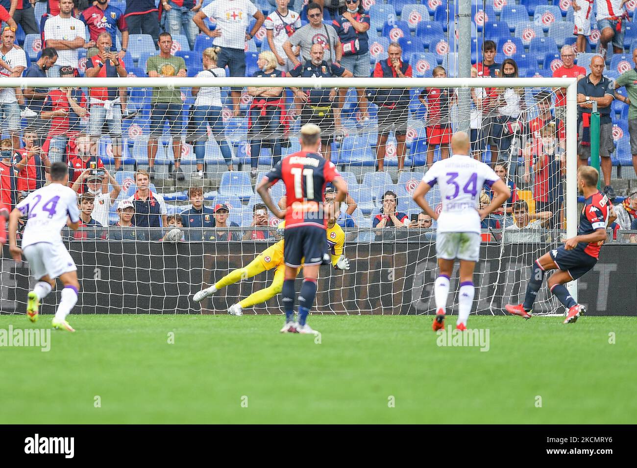 BartÅ‚omiej DRÄ„GOWSKI (Fiorentina) , Domenico Criscito (Genoa) penalty ...