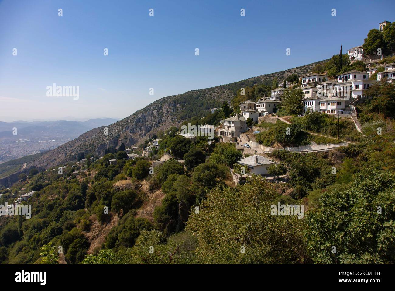 Panoramic view of Makrinitsa traditional Greek village on Pelion ...