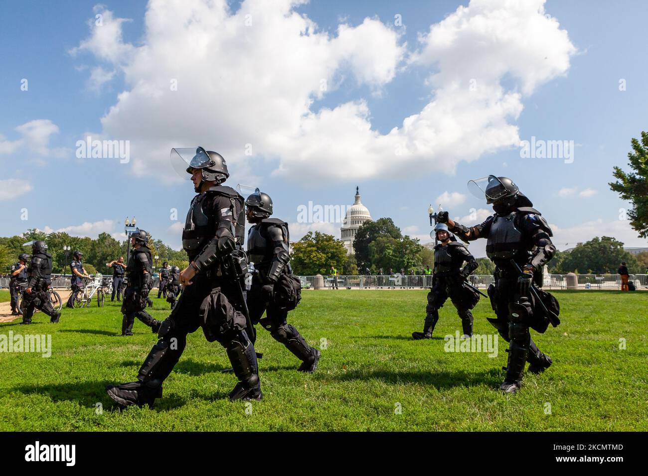 Capitol Police officers in riot gear move to form a line separating ...