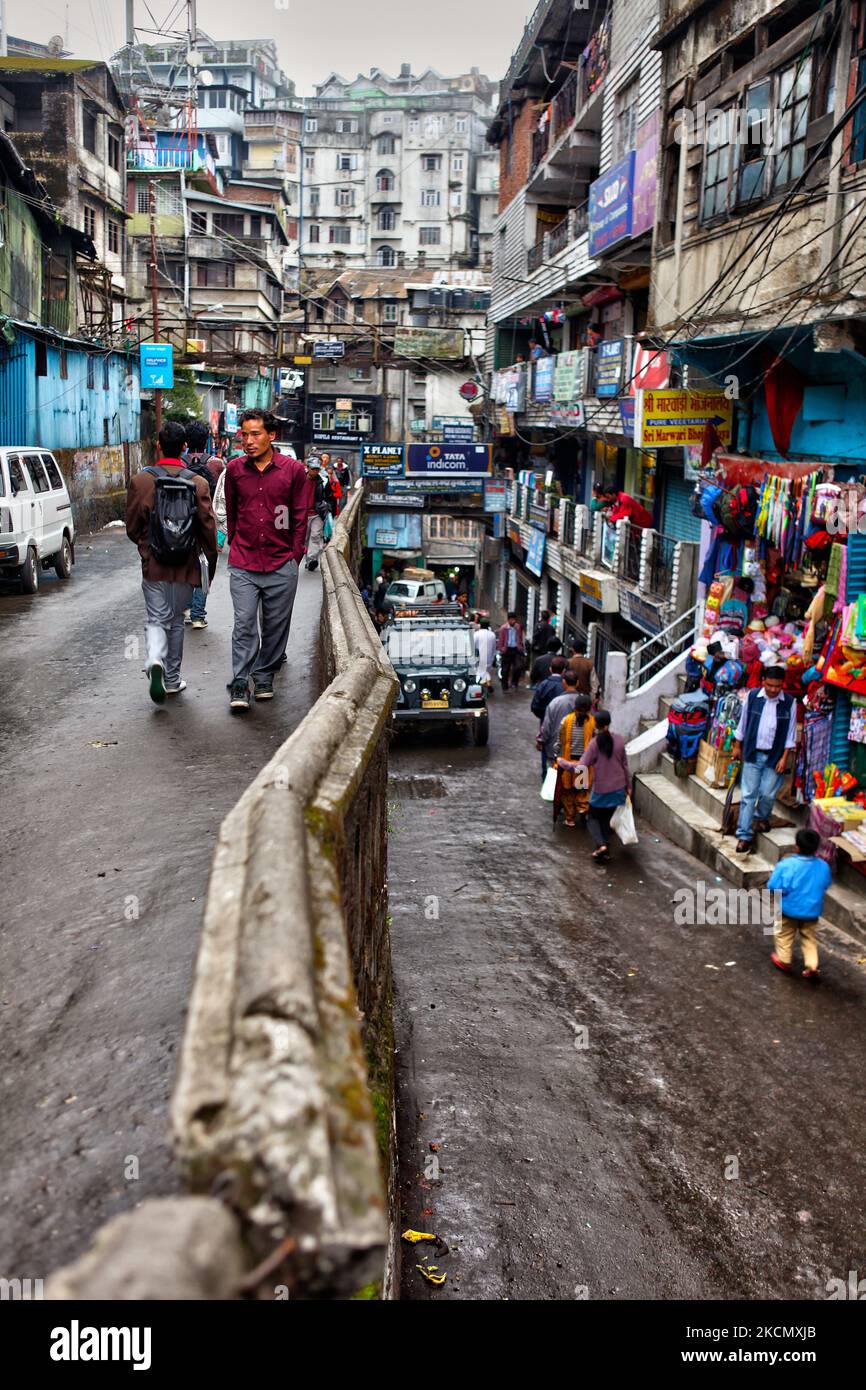 Street with multiple levels to control pedestrian and vehicle traffic ...