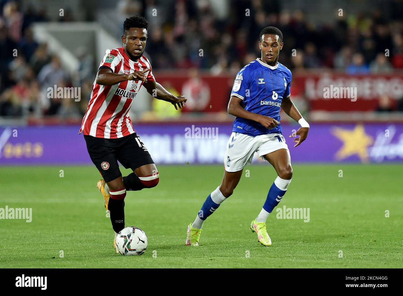 Frank Onyeka of Brentford tussles with Oldham Athletic's Vani Da Silva ...