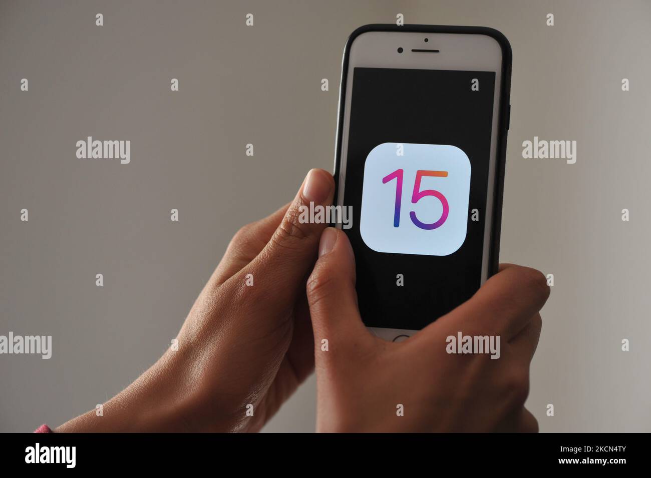Ios 15 logo hi-res stock photography and images - Alamy