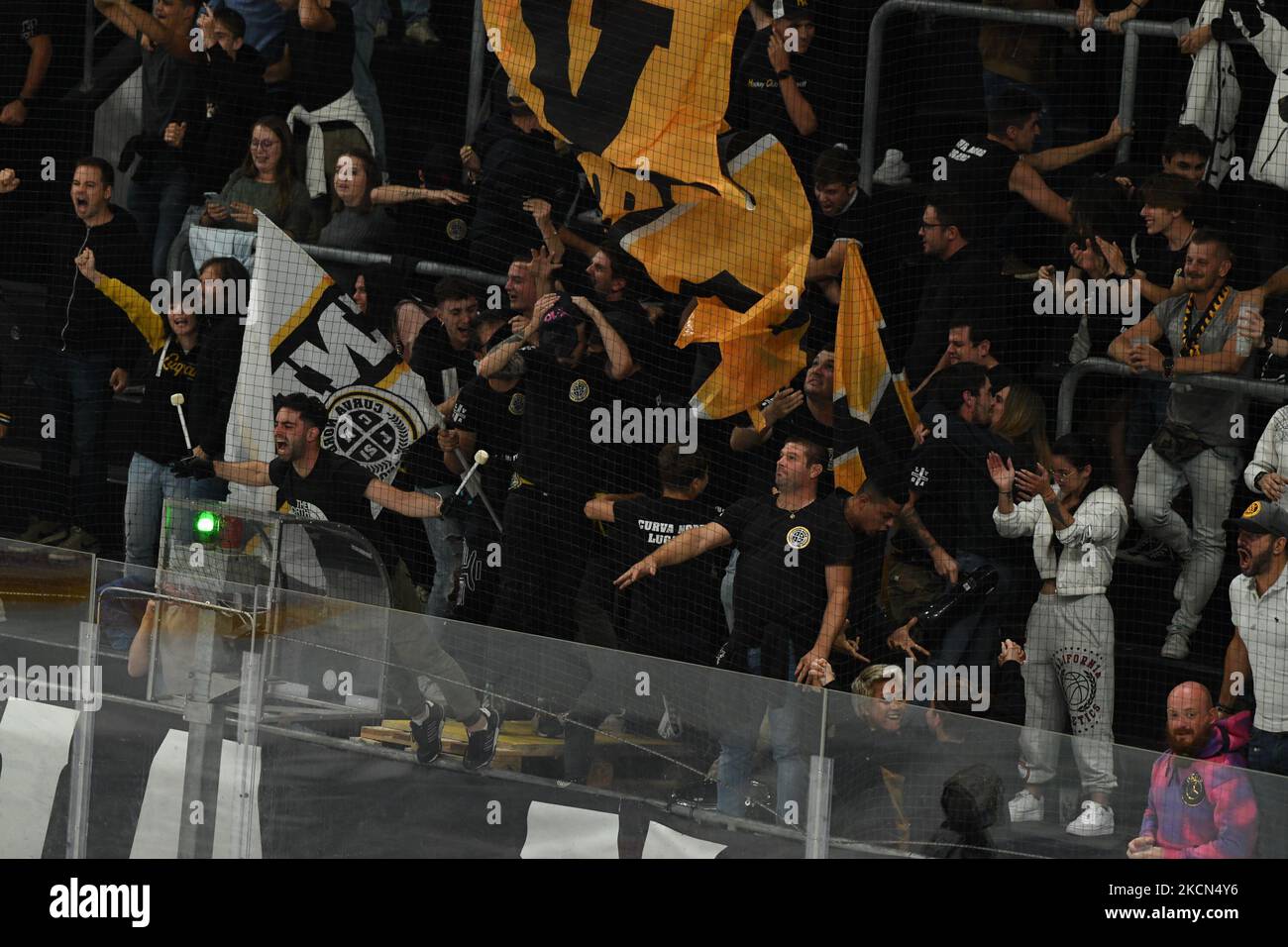 Lugano fans cheering, HC Lugano Vs. EV Zug National League season 2021/ ...