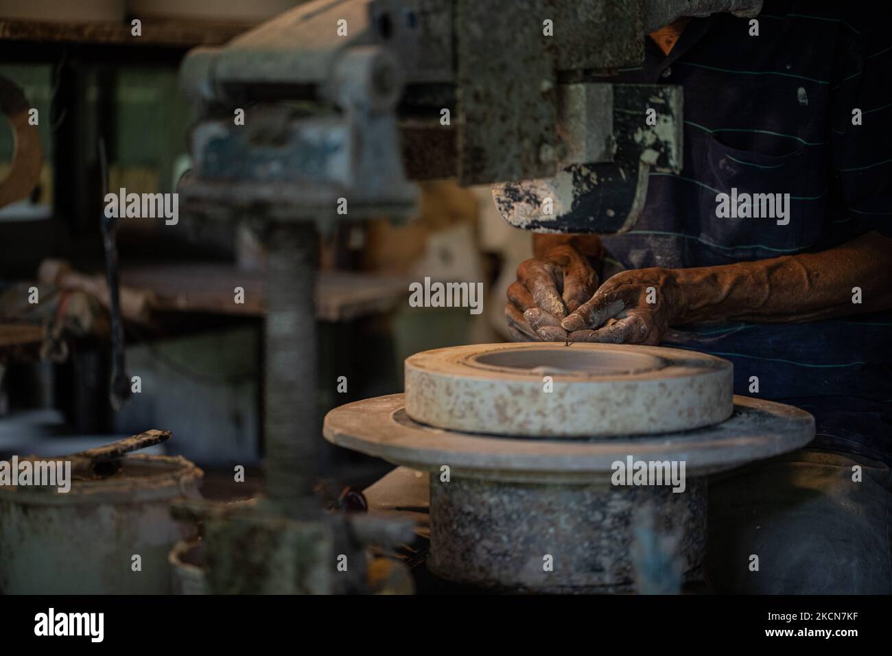 Mr. ELON lifted the clay that had been formed. "Pekunden Pottery" a ...