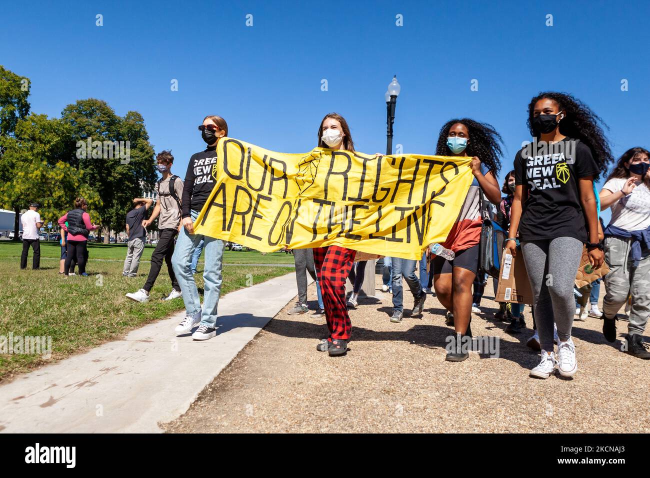 Teens with Sunrise Movement DC march to the reflecting pool on US ...