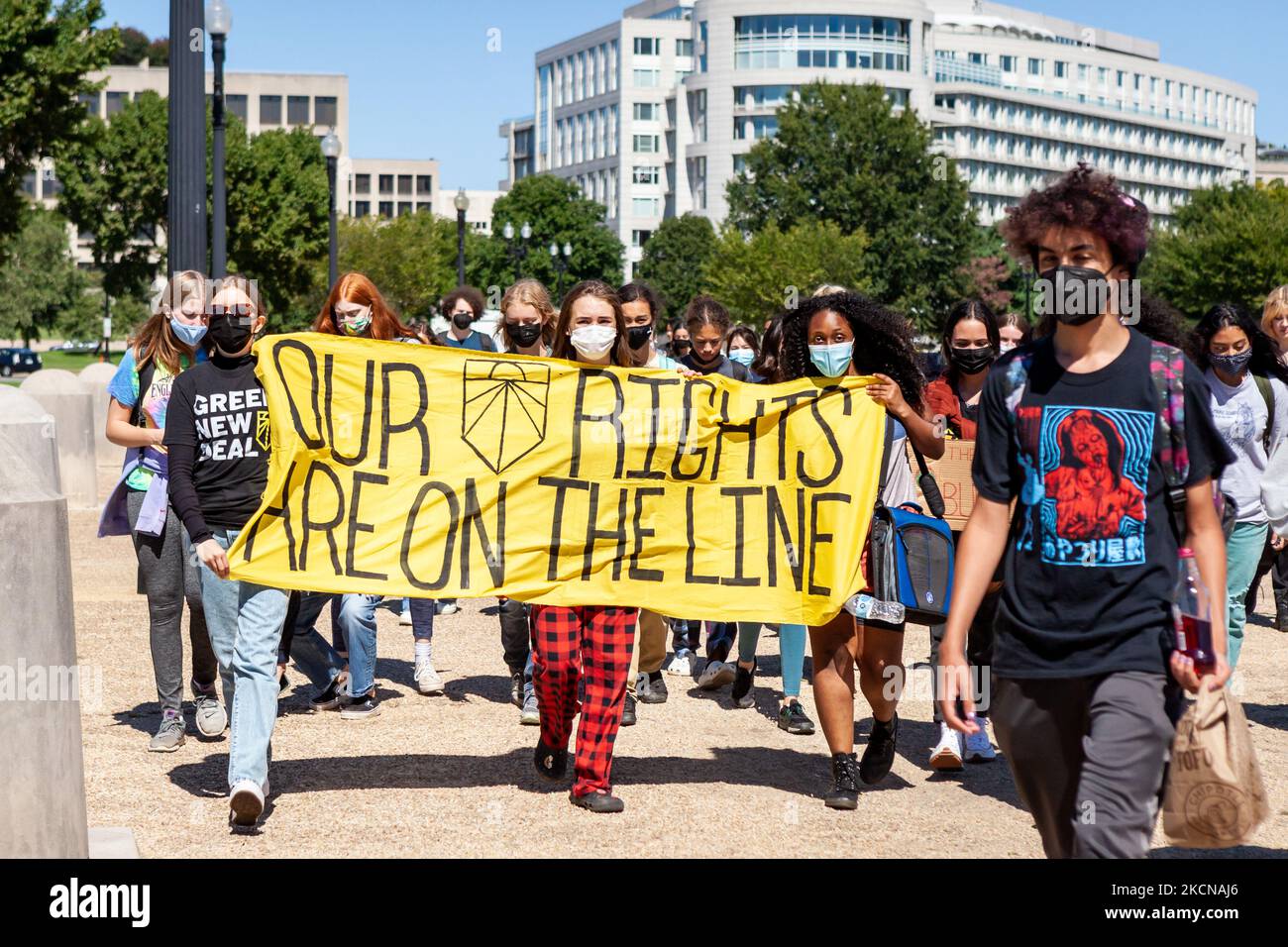 Teens with Sunrise Movement DC march to the reflecting pool on US ...
