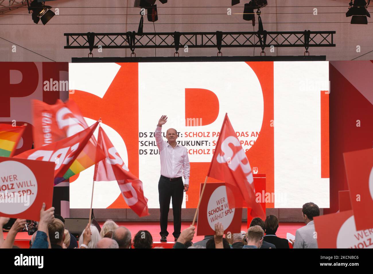 social democratic party candidate Olaf Scholz speaks to the crowd ...
