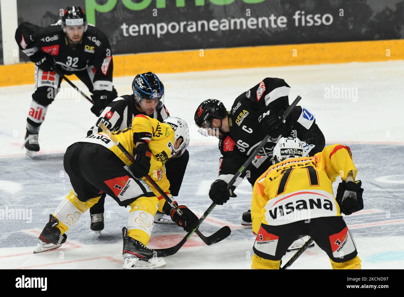 Small hockey arena hi-res stock photography and images - Alamy