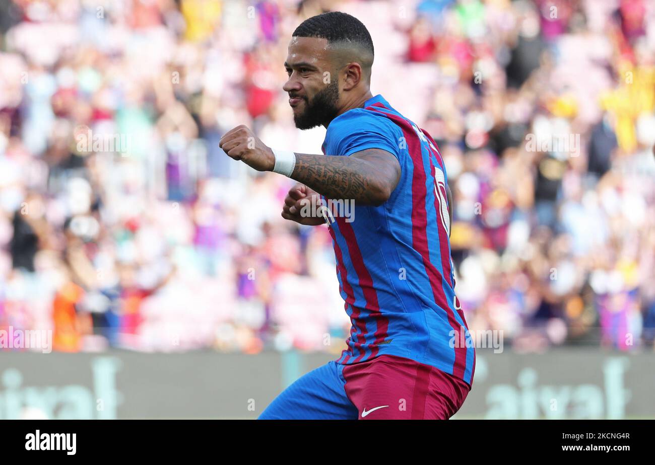 Memphis Depay goal celebration during the match between FC Barcelona ...