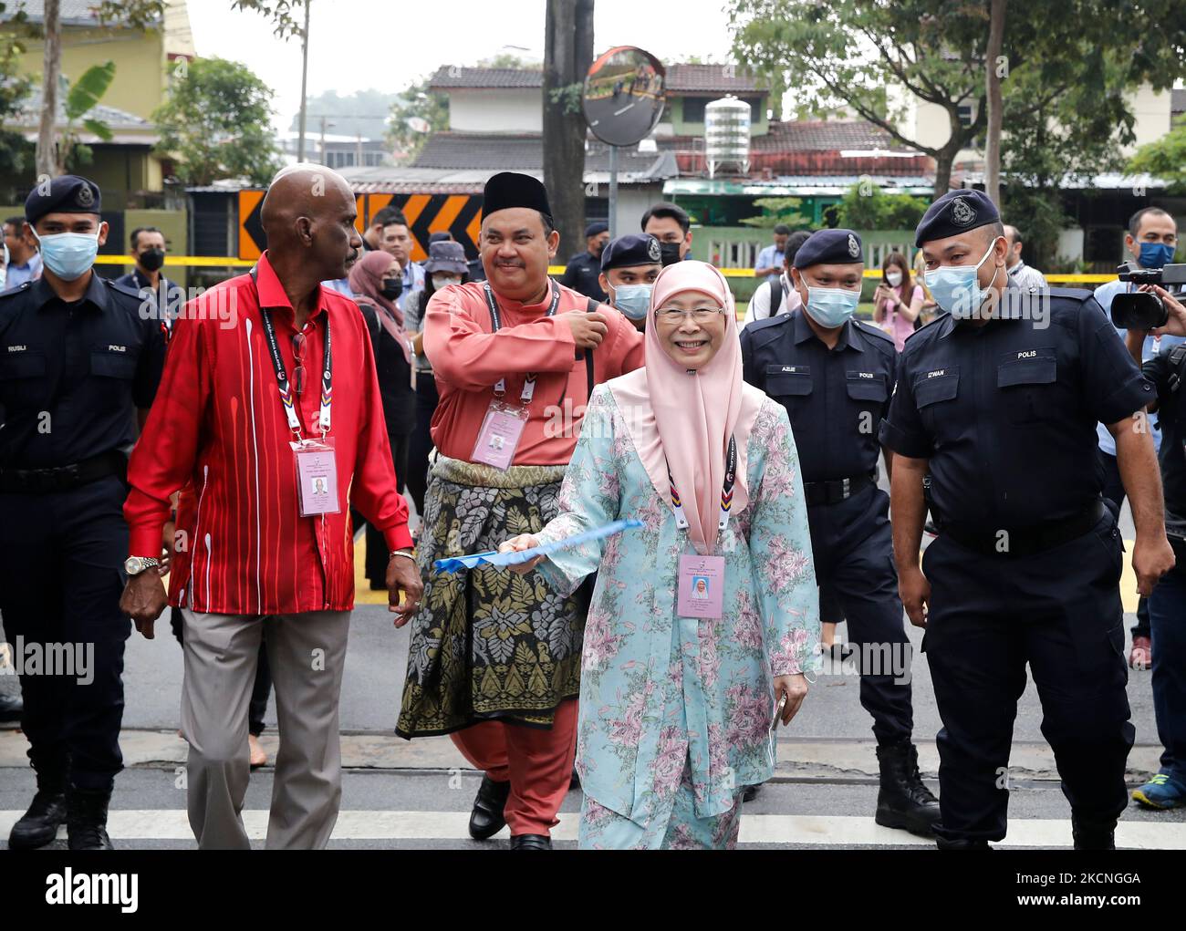 Kuala Lumpur, Malaysia. 05th Nov, 2022. Wan Azizah (with a blue hand ...