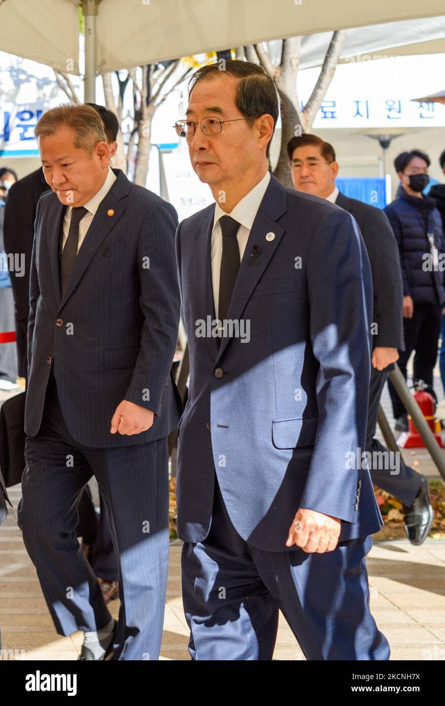 Prime Minister Han Duck-soo (R) and Interior and Safety Minister Lee ...