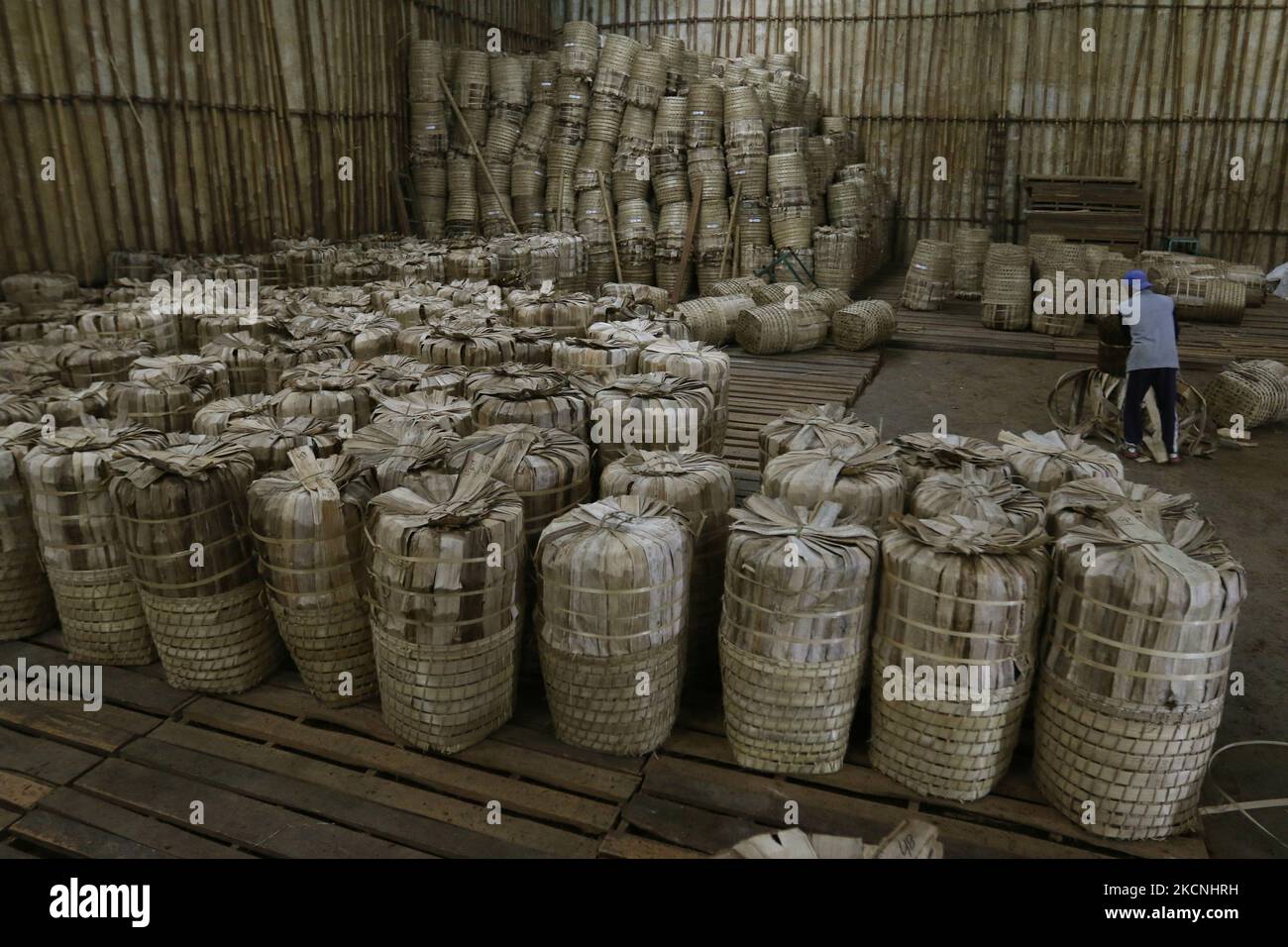 Traders sell tobacco products from farmers to distributors at a tobacco ...
