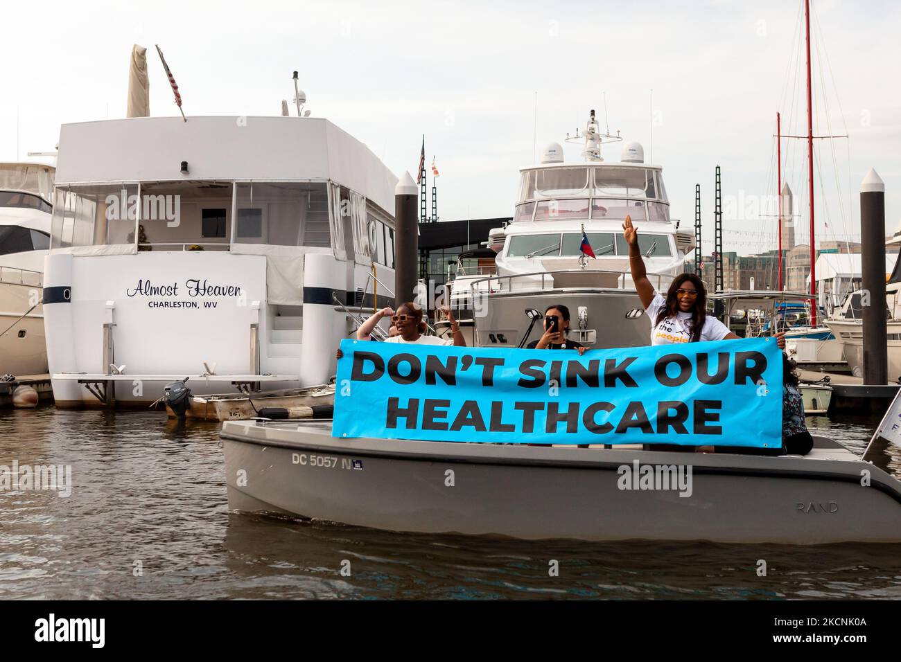 Joe manchin boat hi-res stock photography and images - Alamy