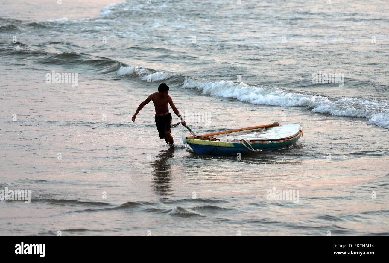 Palestinian fisherman fish hi-res stock photography and images - Alamy
