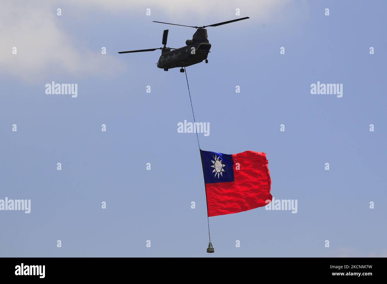 Chinook flyover hi-res stock photography and images - Alamy