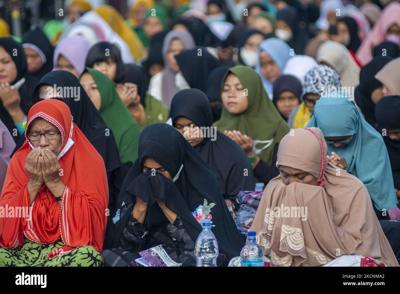 Disaster survivors pray hi-res stock photography and images - Alamy