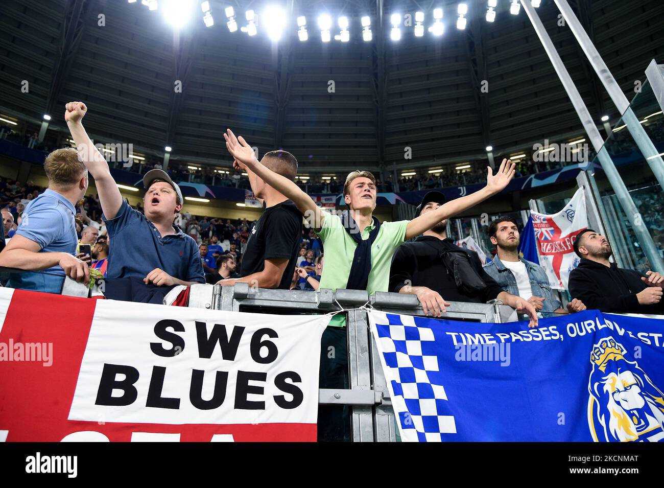 Chelsea fc supporters hi-res stock photography and images - Alamy