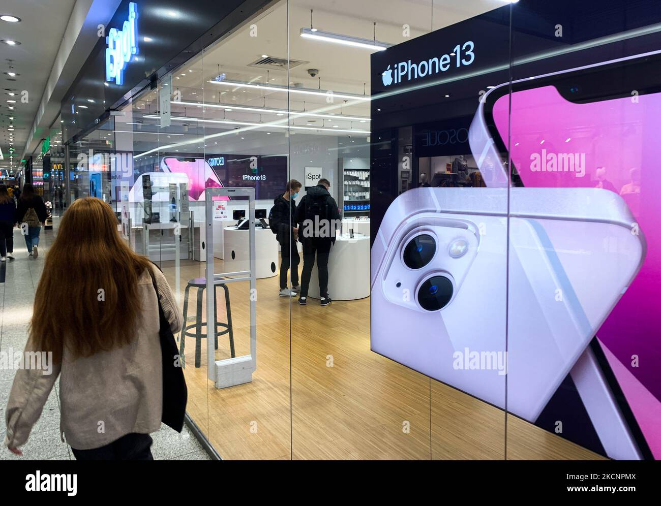 Iphone 13 ad hi-res stock photography and images - Alamy