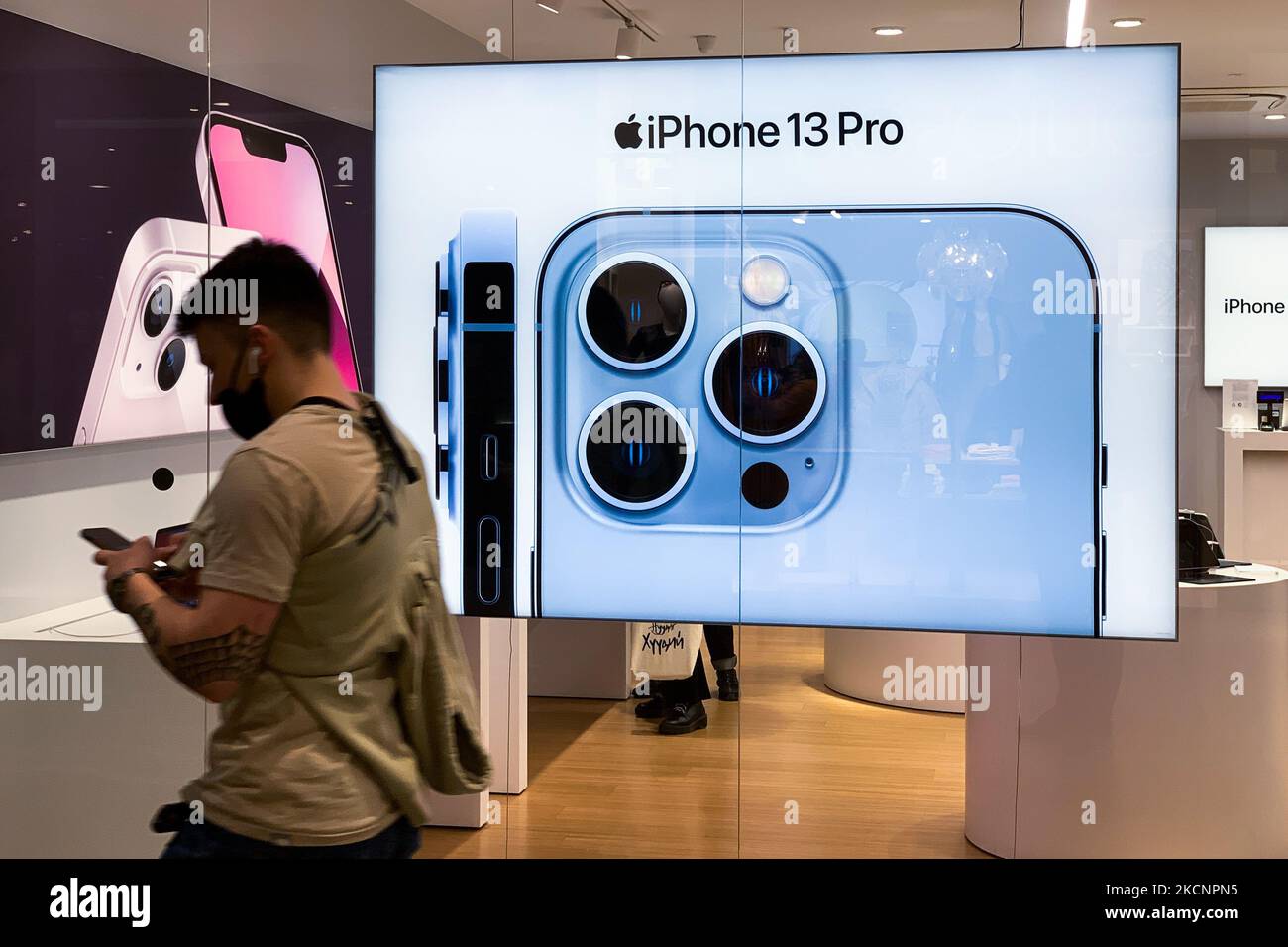 Iphone 13 pro ad hi-res stock photography and images - Alamy