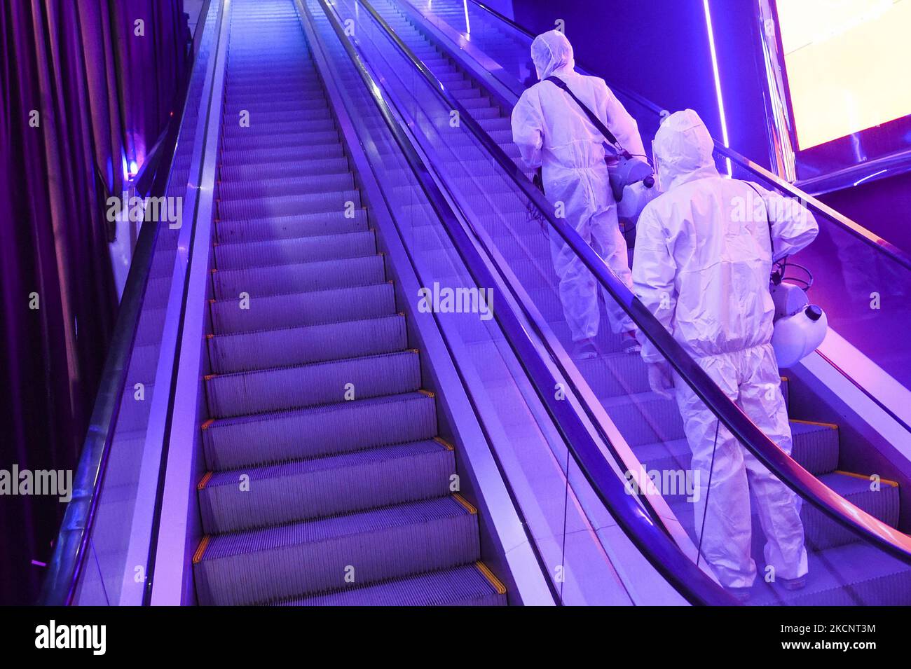 Mall staff hi-res stock photography and images - Alamy