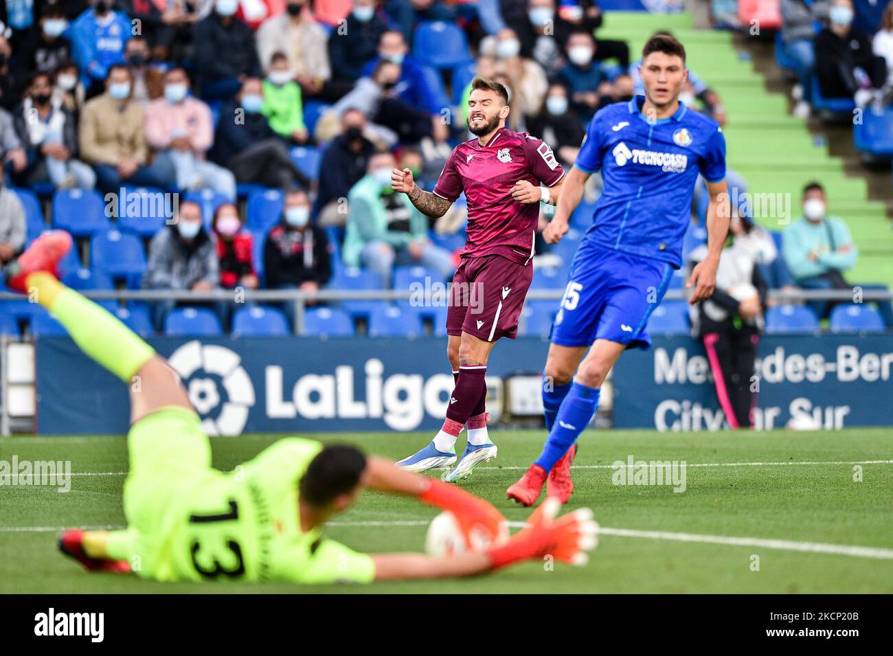 Portu and David Soria during La Liga match between Getafe CF and Real ...