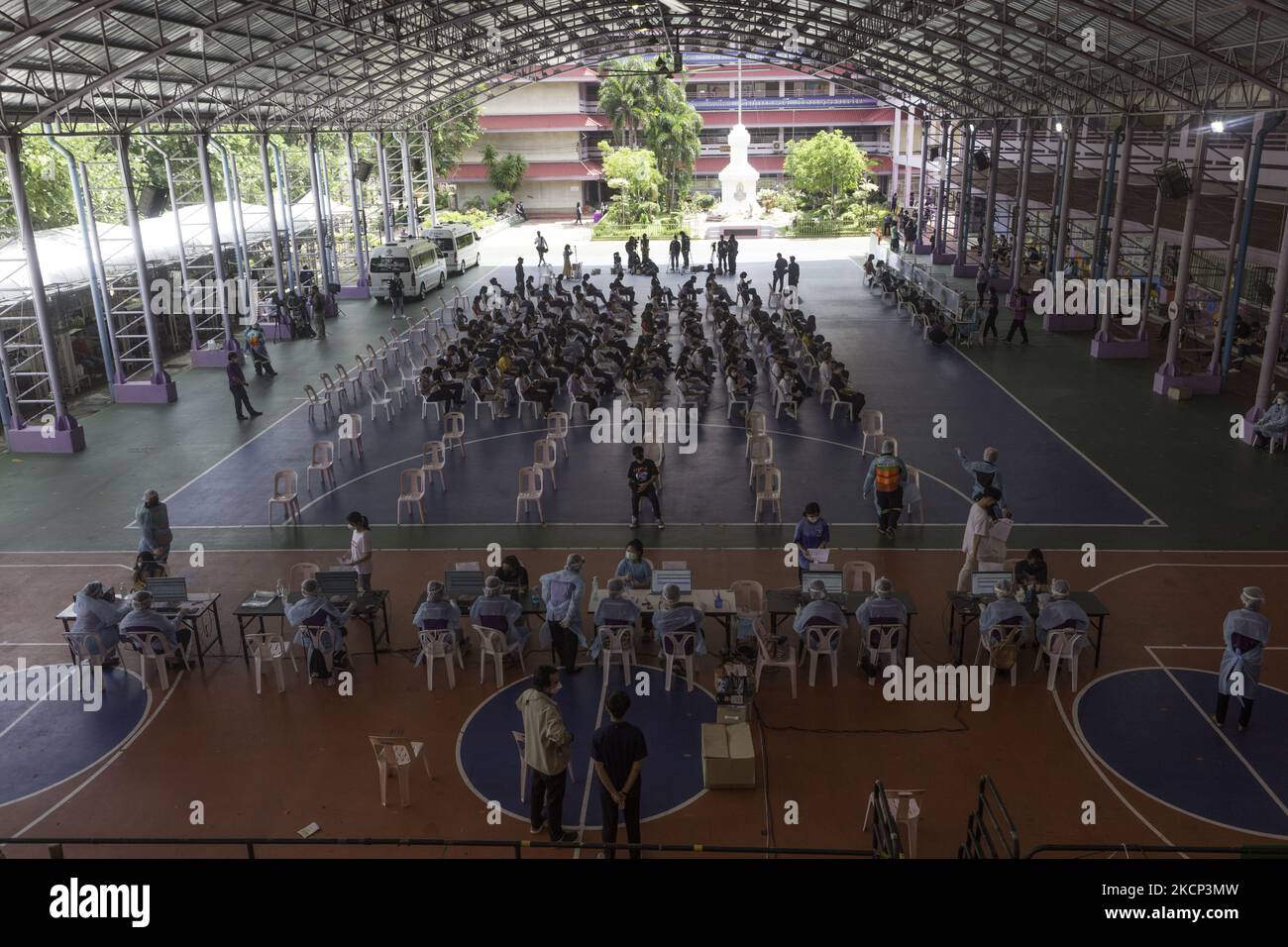 High school students queuing hi-res stock photography and images - Alamy