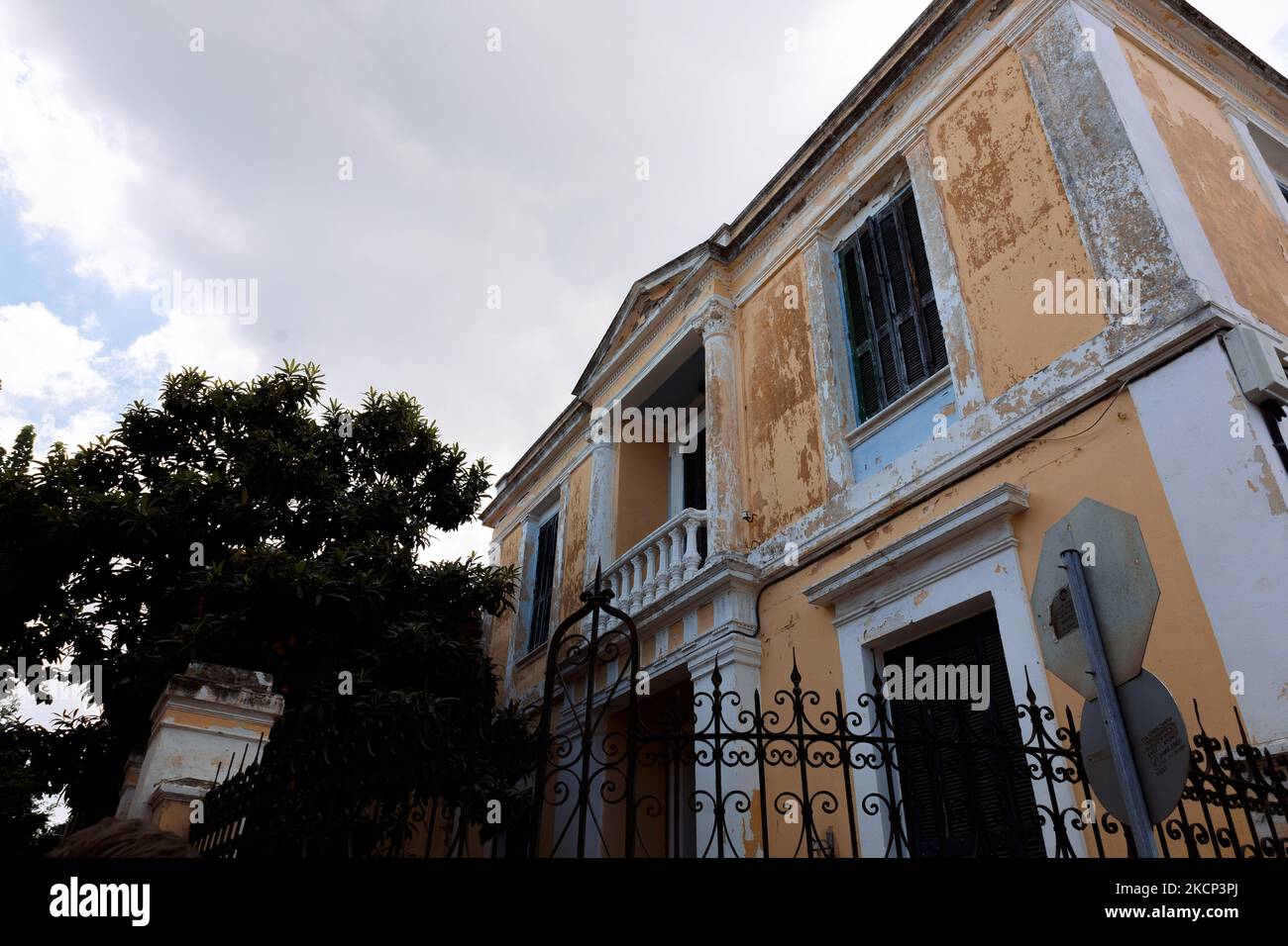High quality facade hi-res stock photography and images - Alamy