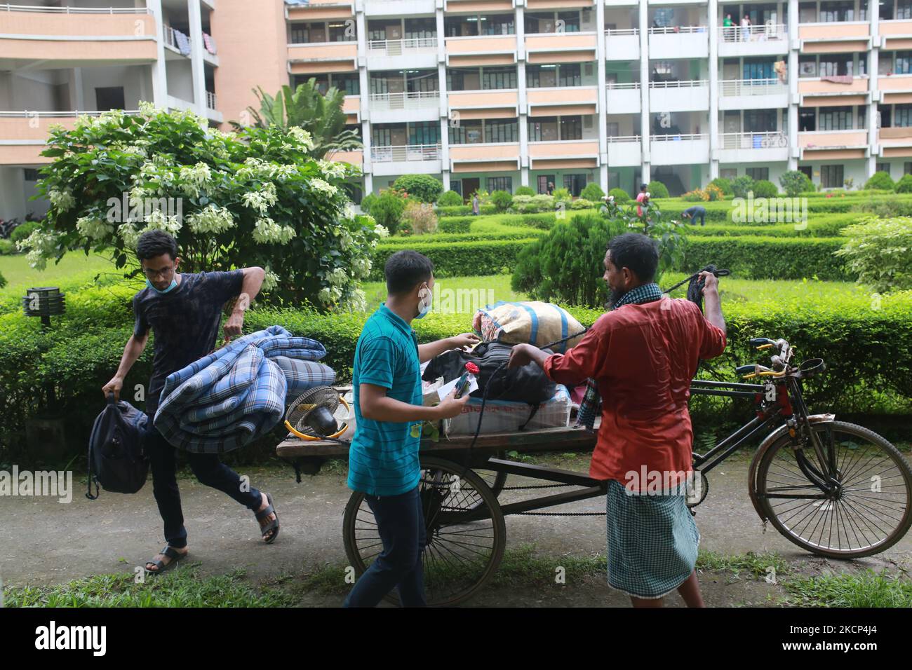 Students arrive at Dhaka University as reopen their residential halls ...