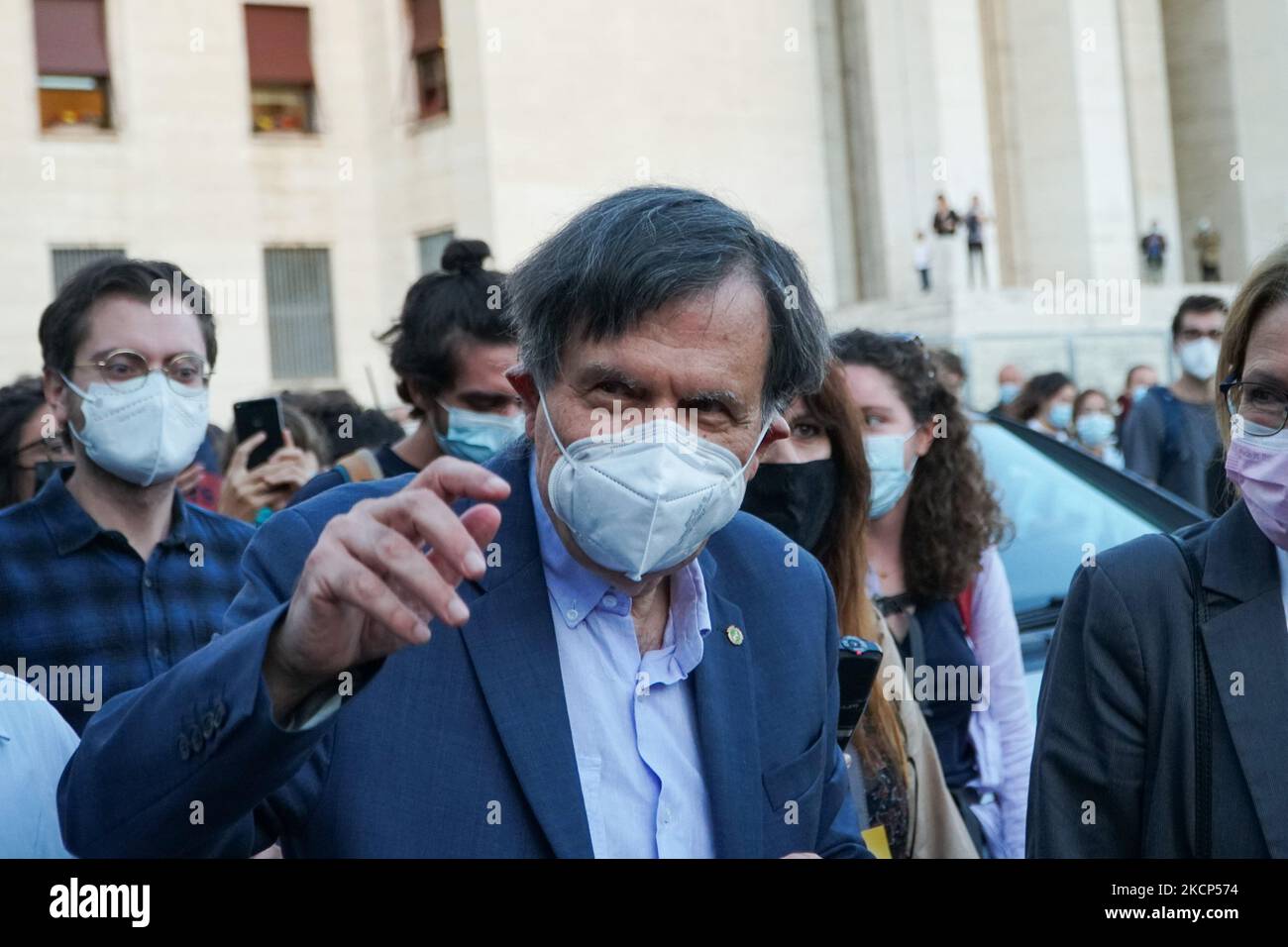 Giorgio Parisi with his students during the News Giorgio Parisi, Nobel ...