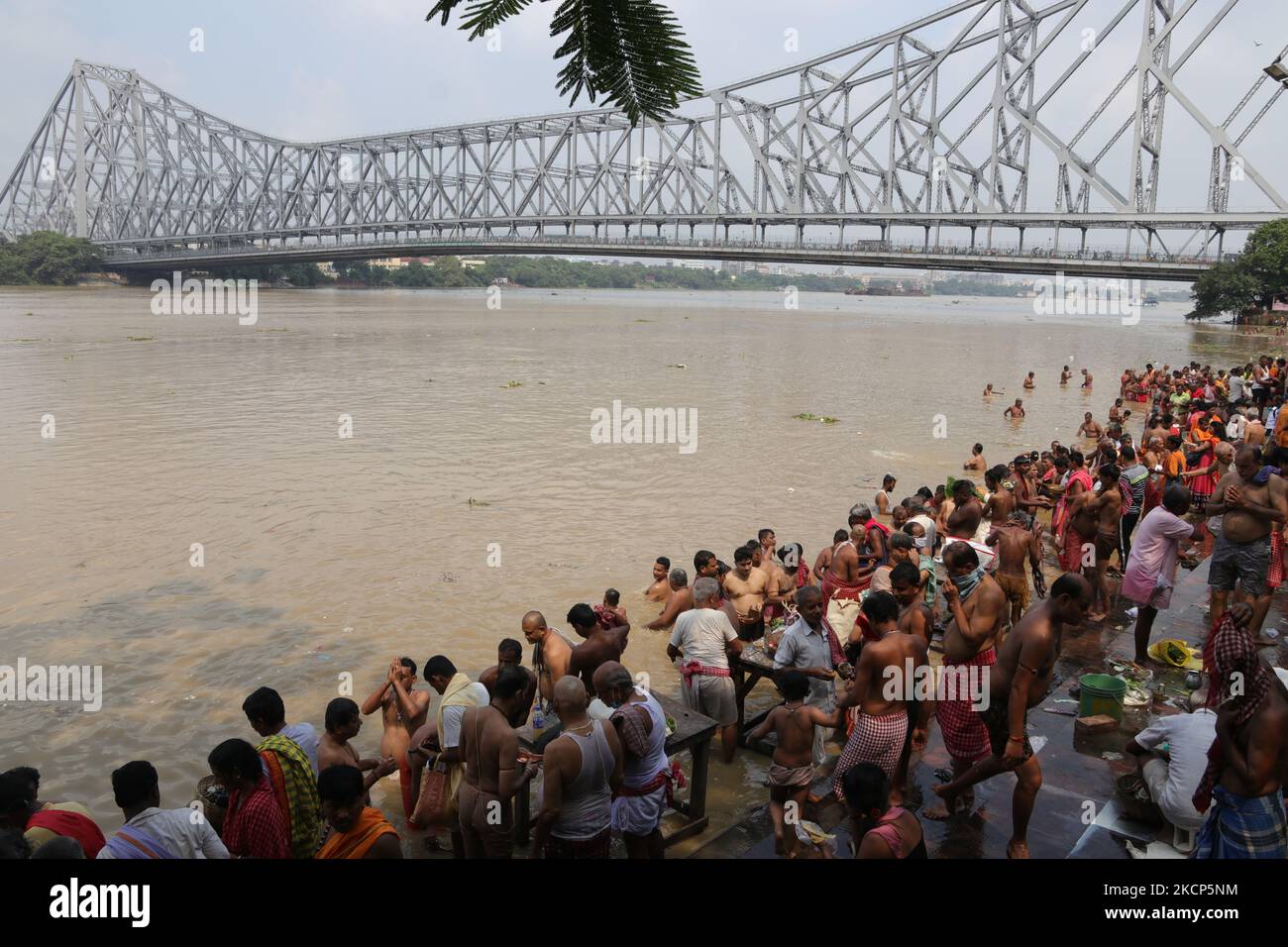 Hindu devotees perform the 'Tarpan' ritual to pay obedience to their ...