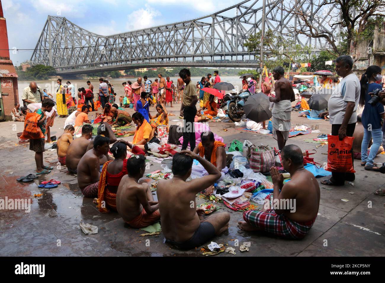 Hindu devotees perform the 'Tarpan' ritual to pay obedience to their ...