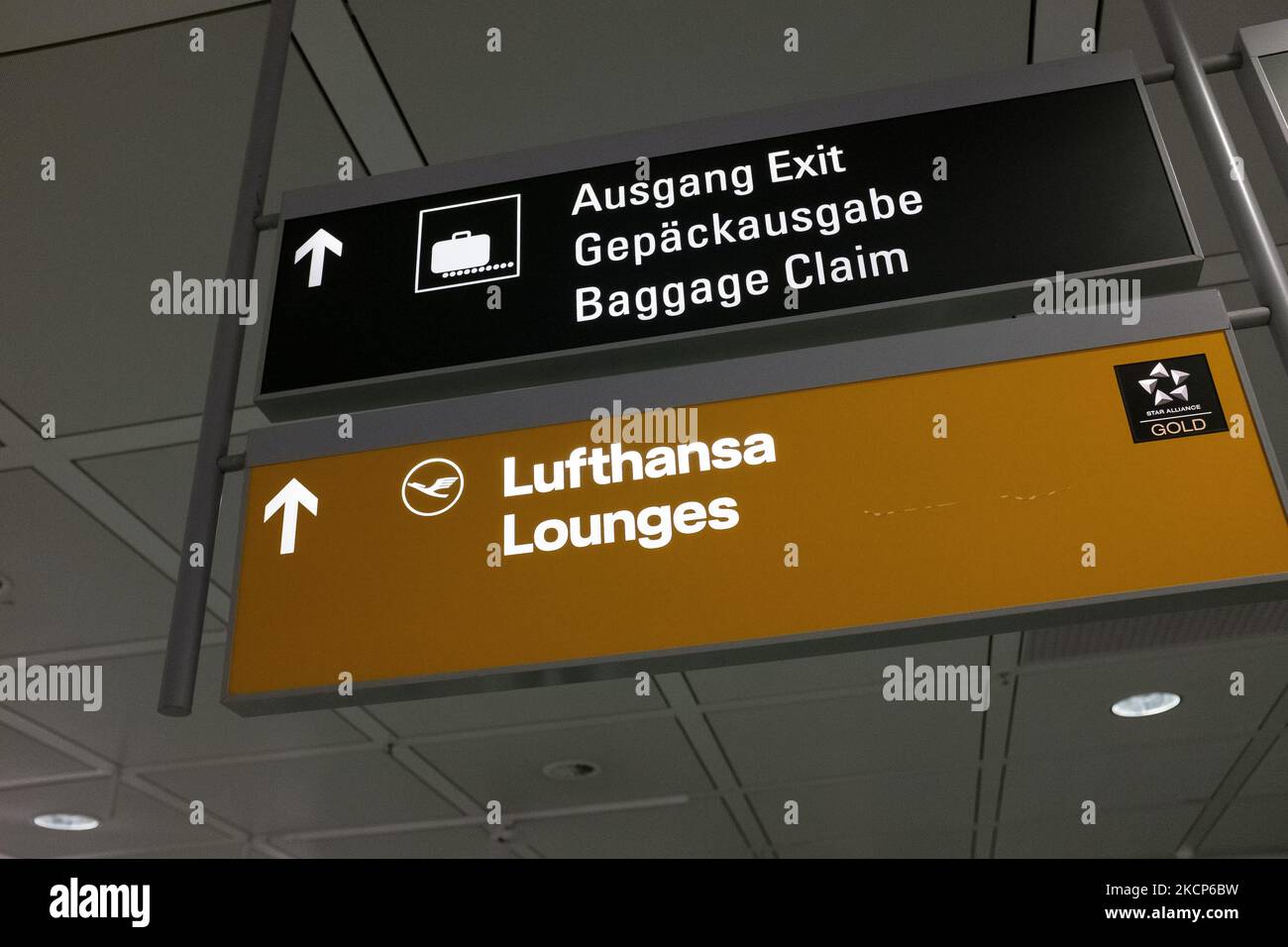 Airport lounges sign hi-res stock photography and images - Alamy