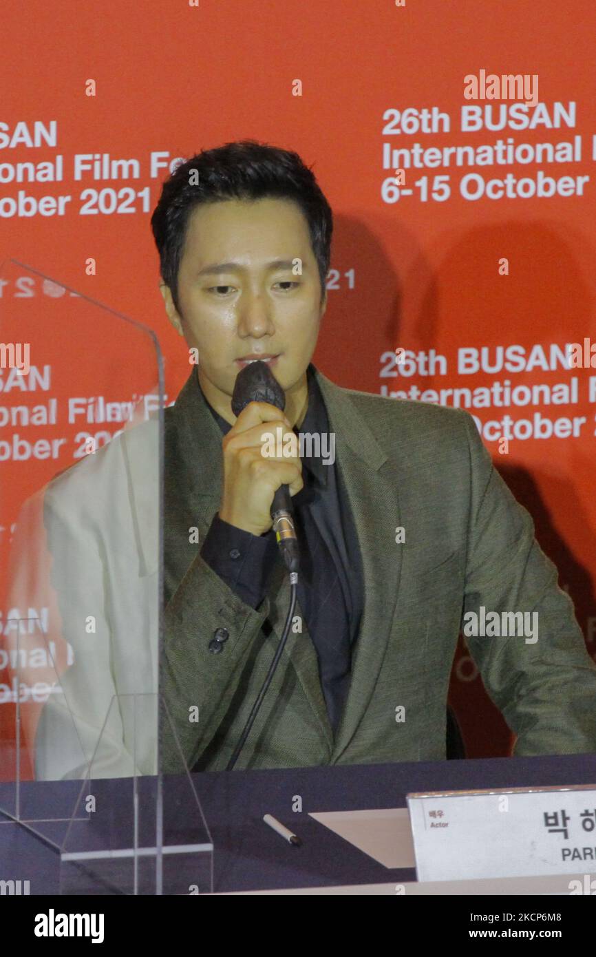 Ator Park Hae il attend reporters question and answer during the 26th ...